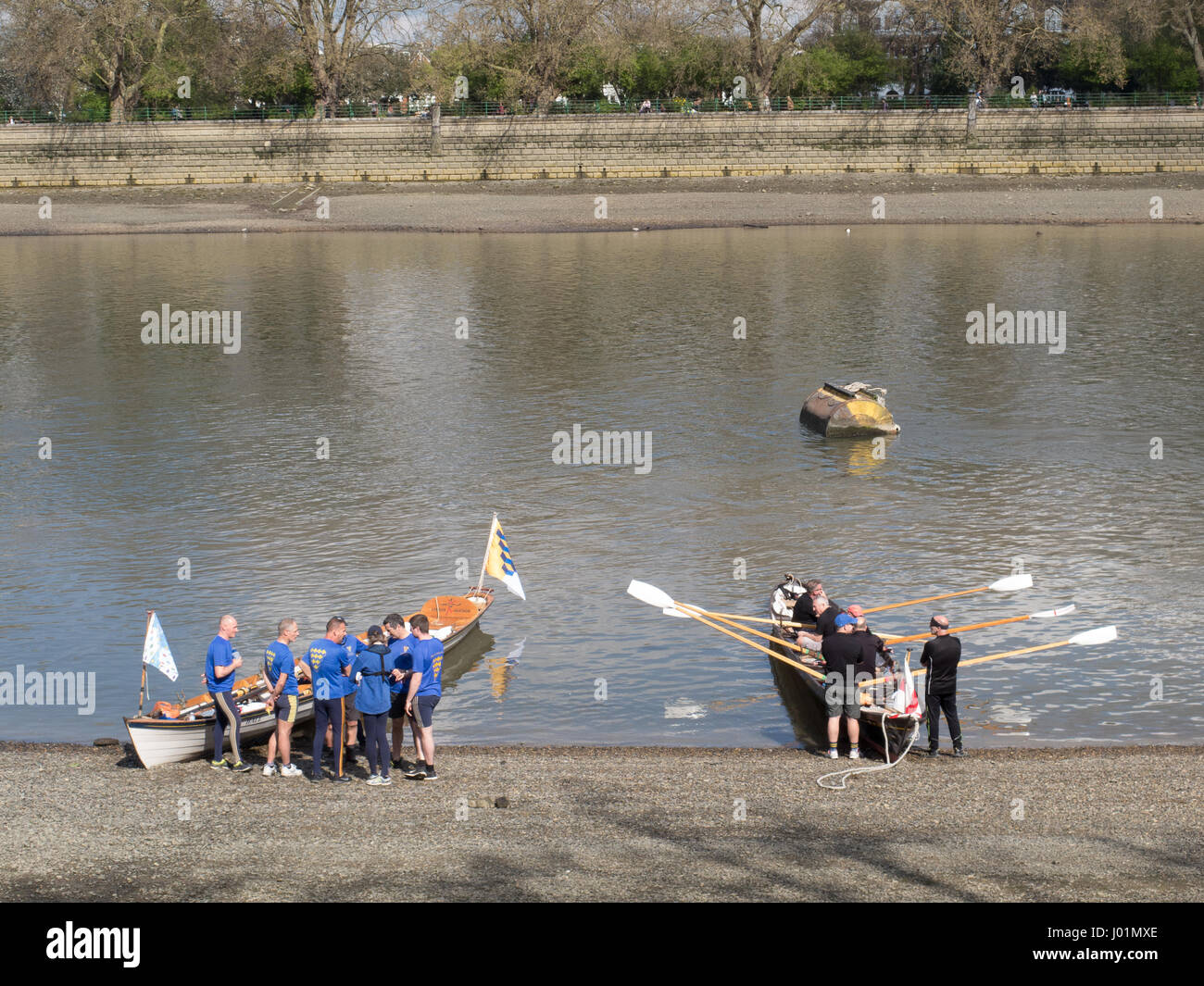 river Thames rowing boat rowers bank sport rowing Stock Photo - Alamy