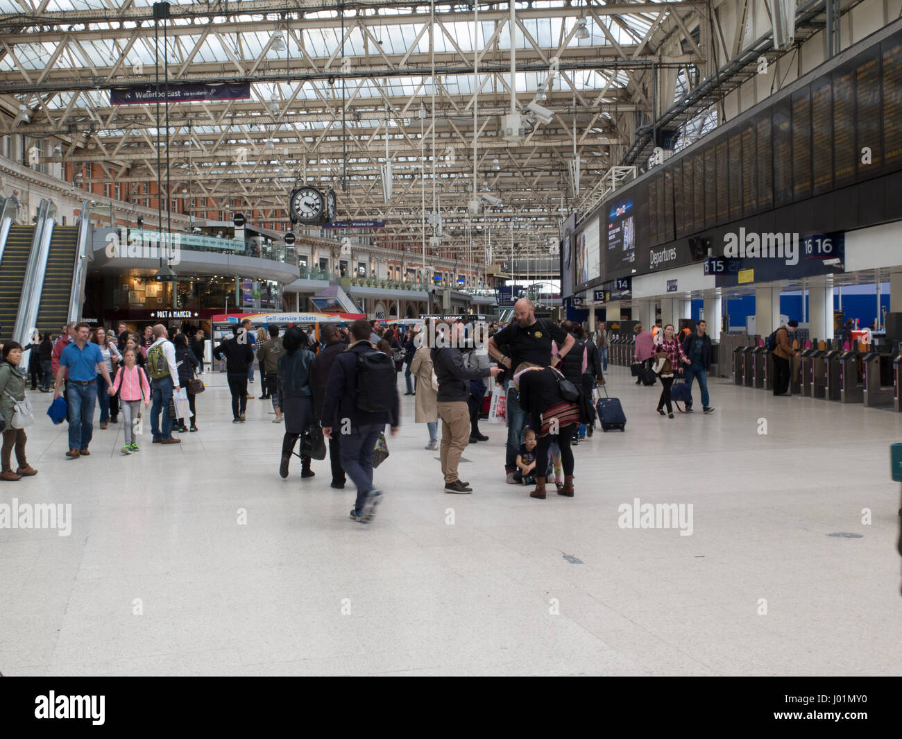 Waterloo mainline station hi-res stock photography and images - Alamy