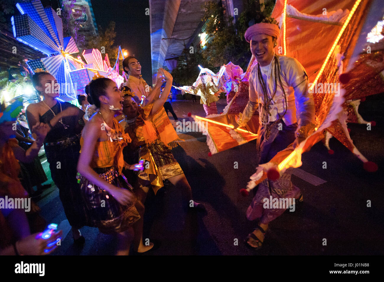 Bangkok, Thailand. 08th Apr, 2017. Thai dancers during the Songkran ...