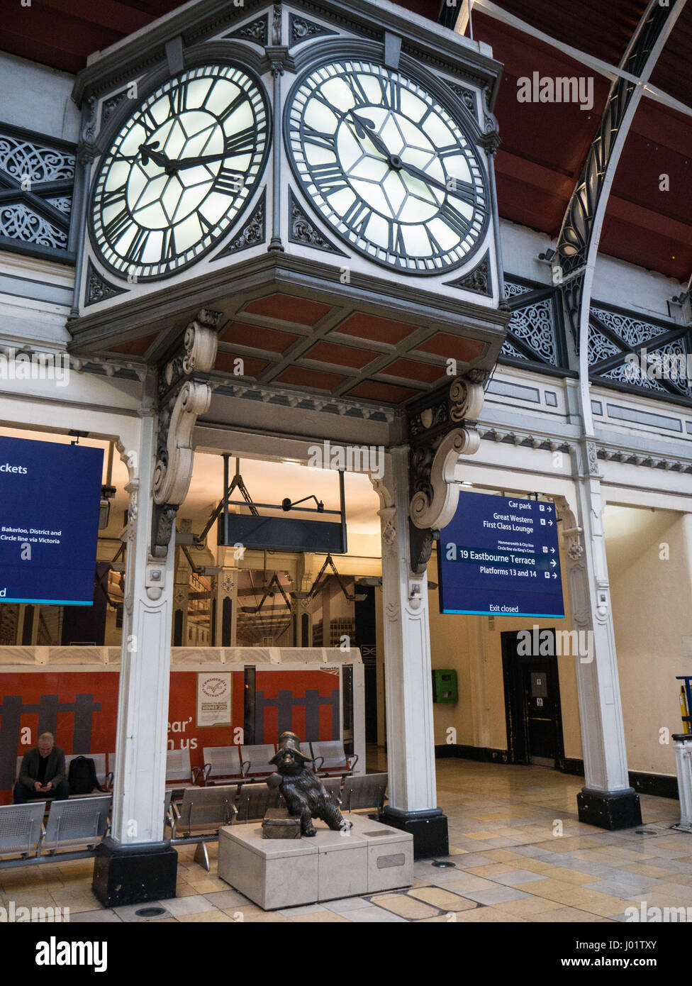 The station clock, Main Line, Paddington Railway Station, London ...