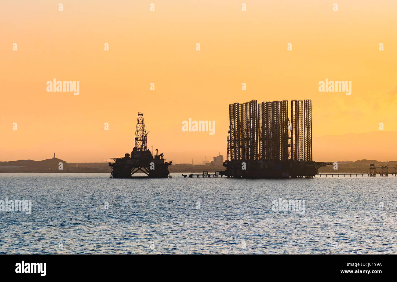 Oil extraction in sea Stock Photo - Alamy