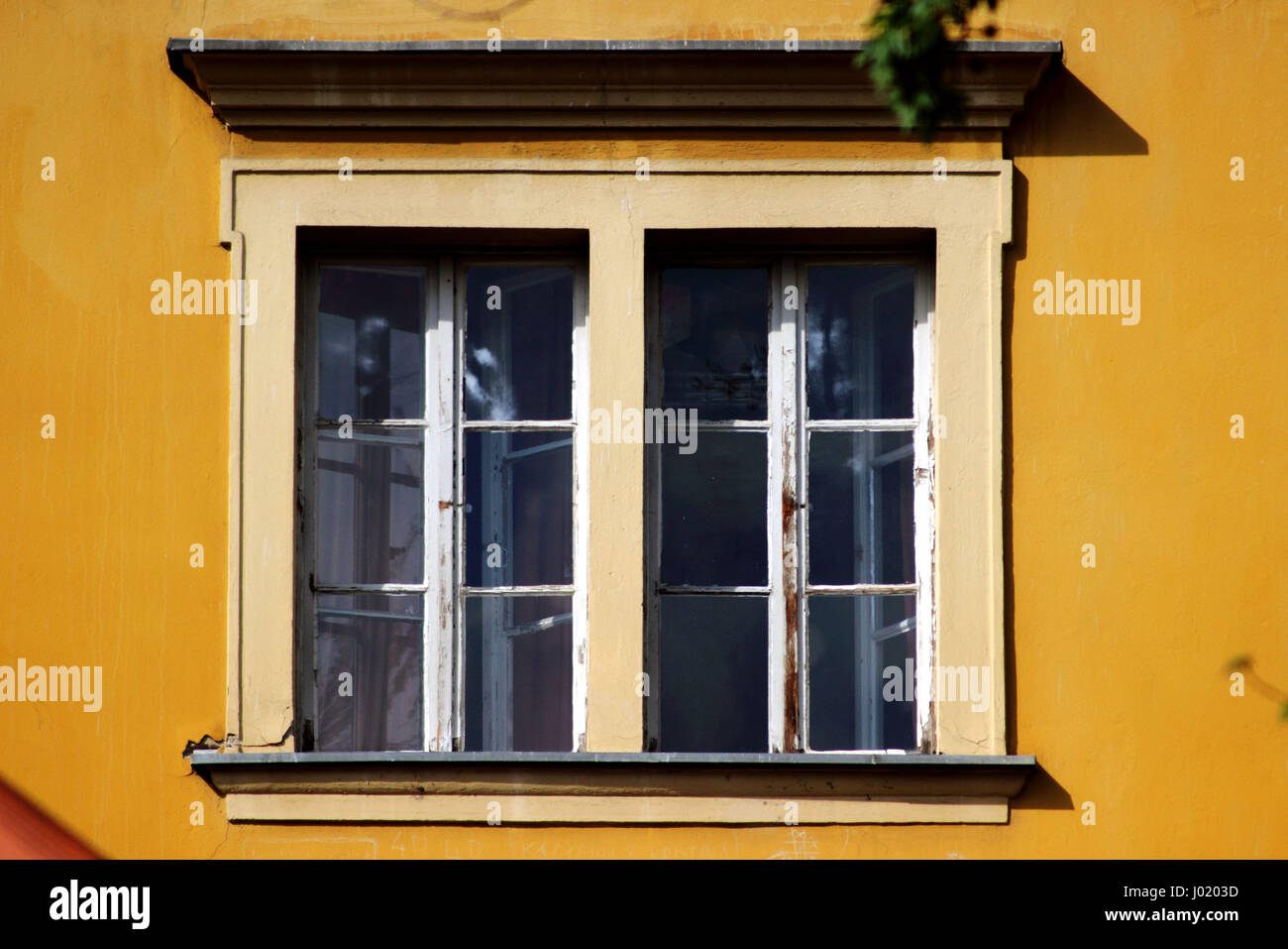 Yellow window frames hi-res stock photography and images - Alamy