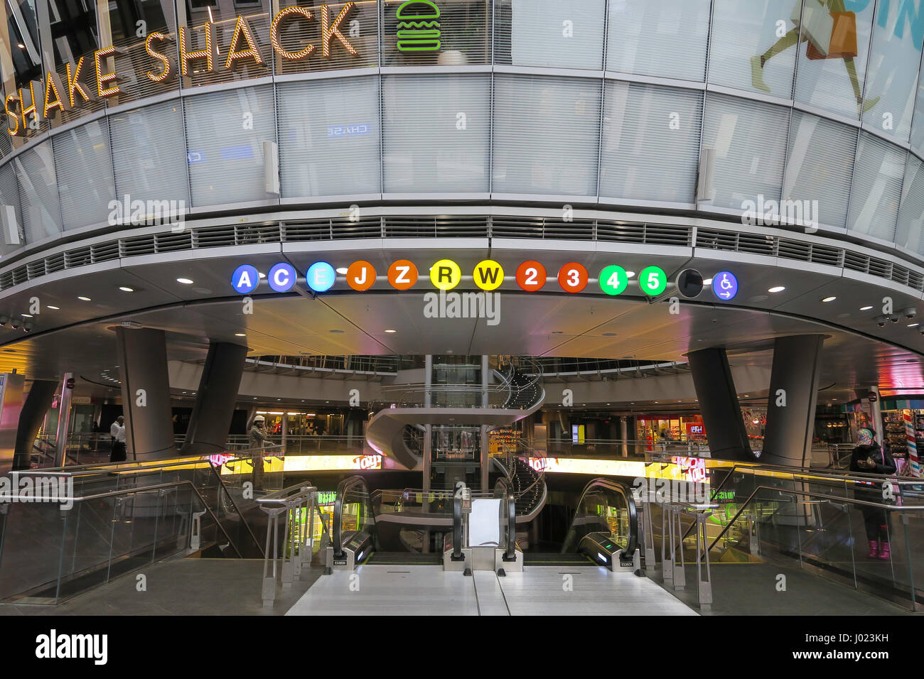 Manhattan trains hi-res stock photography and images - Alamy