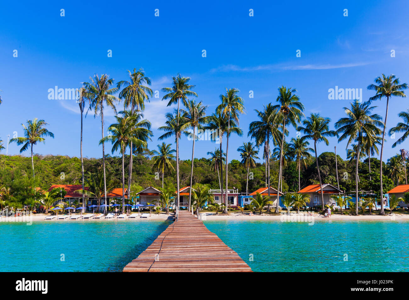 Wooden pathway. Tropical Resort. boardwalk on beach Stock Photo - Alamy