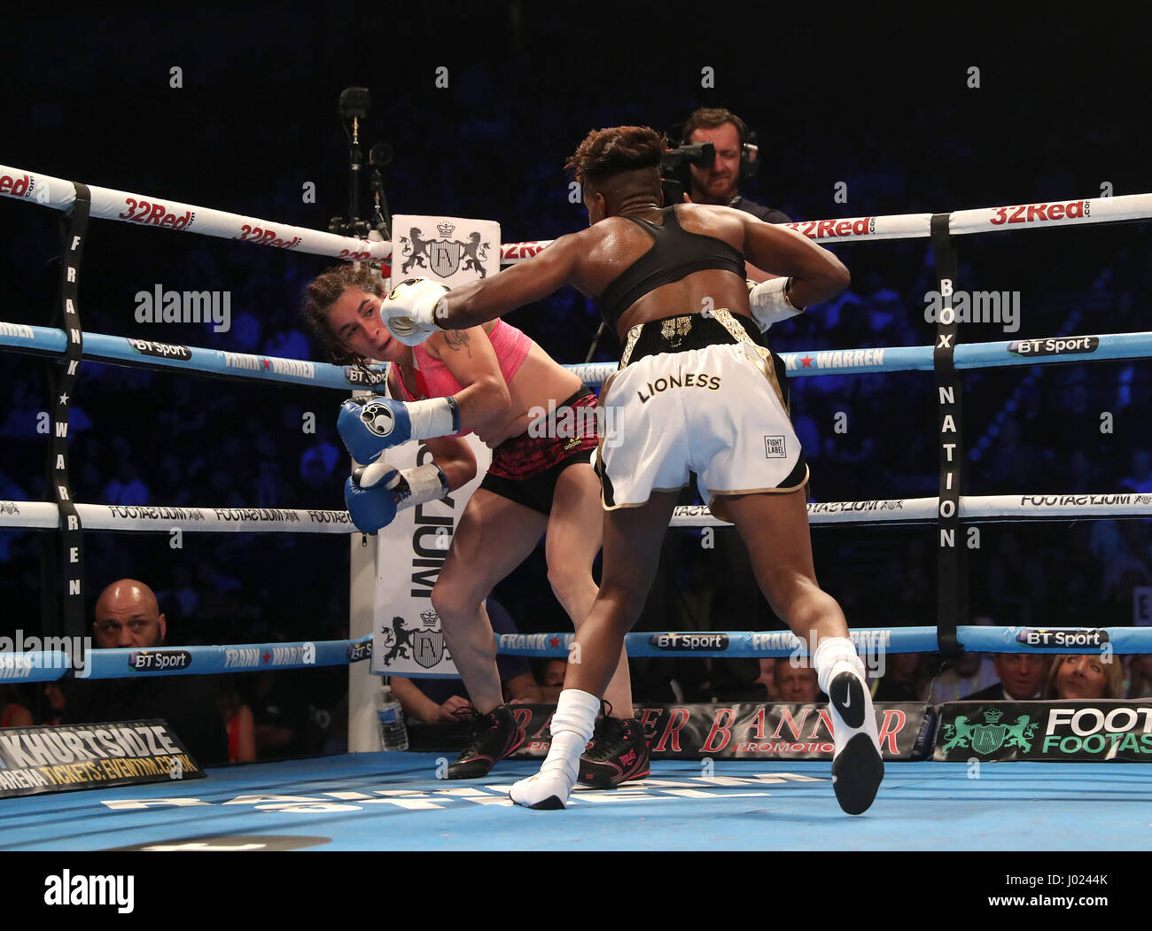 Nicola Adams (right) against Virginia Noemi Carcamo in the ...