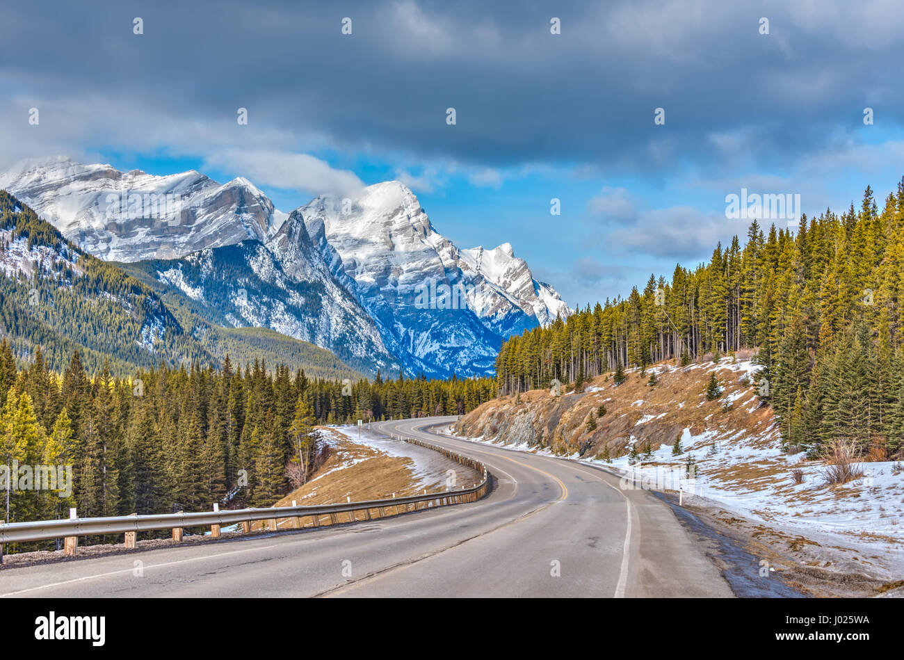 Highway through the wilderness hi-res stock photography and images - Alamy