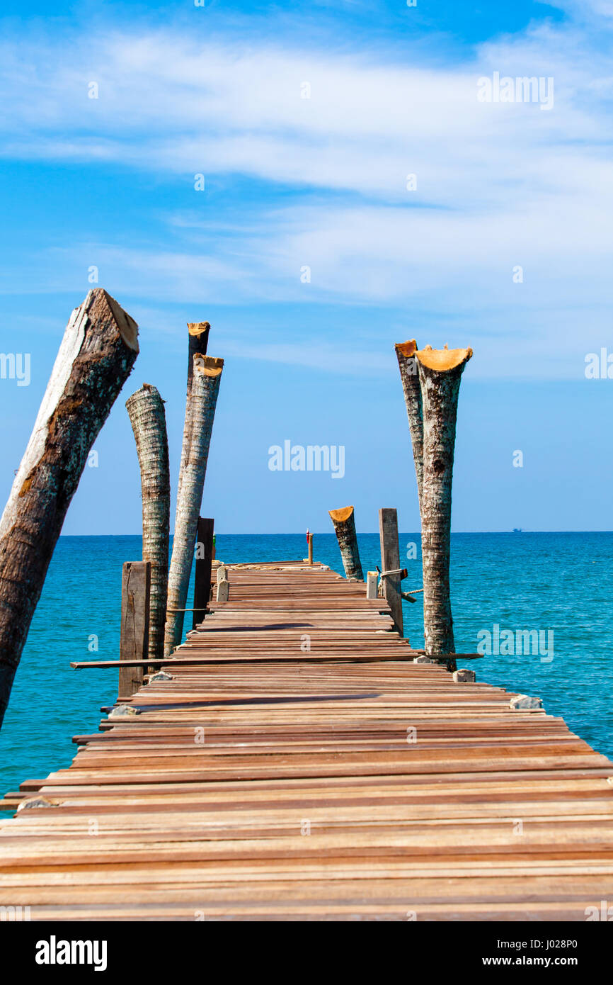 jetty that leads to an tropical island Stock Photo - Alamy