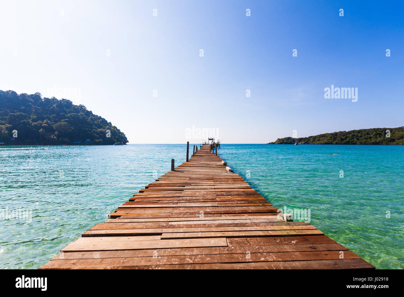 Wooden pathway. Tropical Resort. boardwalk on beach Stock Photo - Alamy