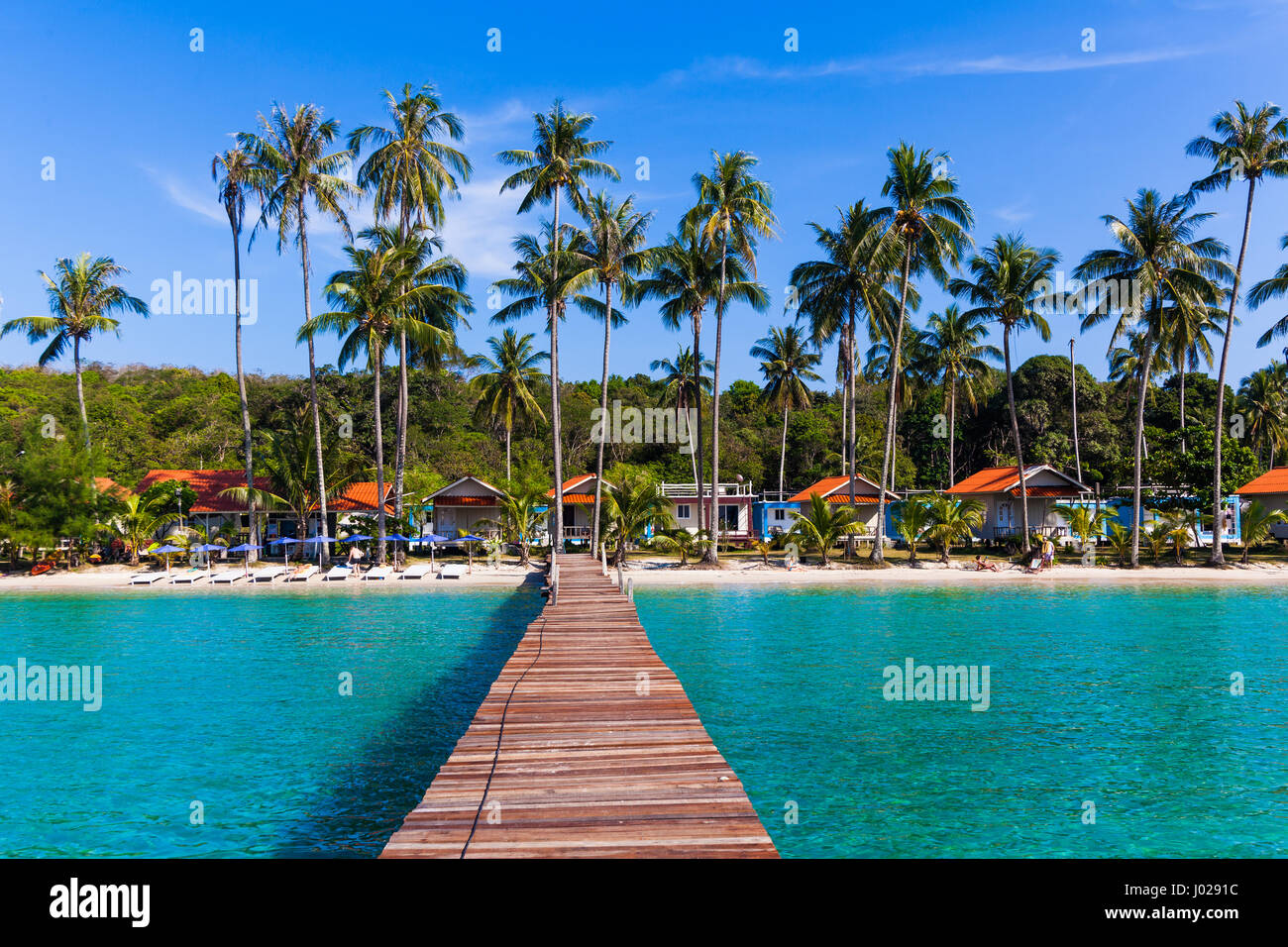 Wooden pathway. Tropical Resort. boardwalk on beach Stock Photo - Alamy