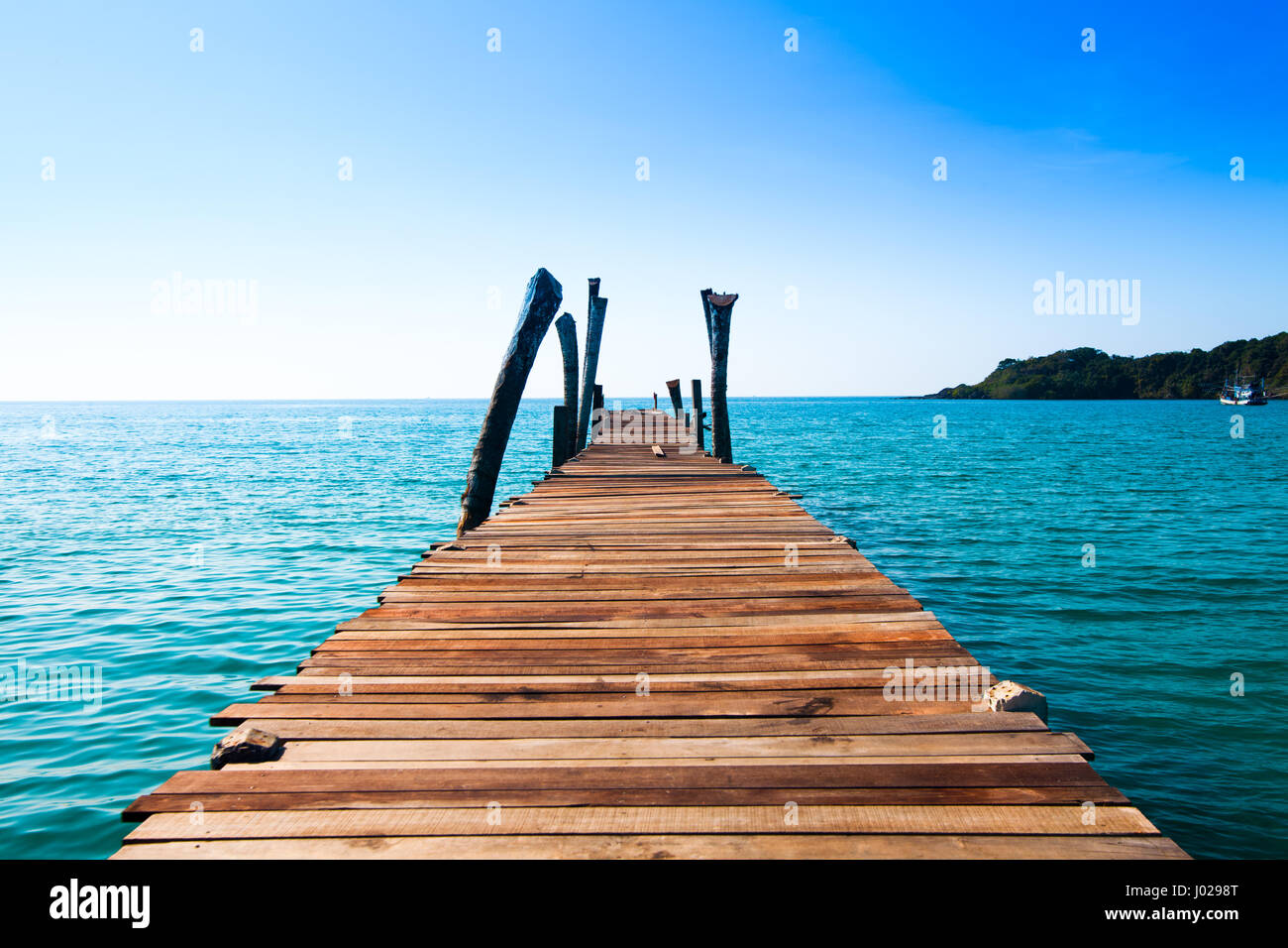 jetty that leads to an tropical island Stock Photo - Alamy