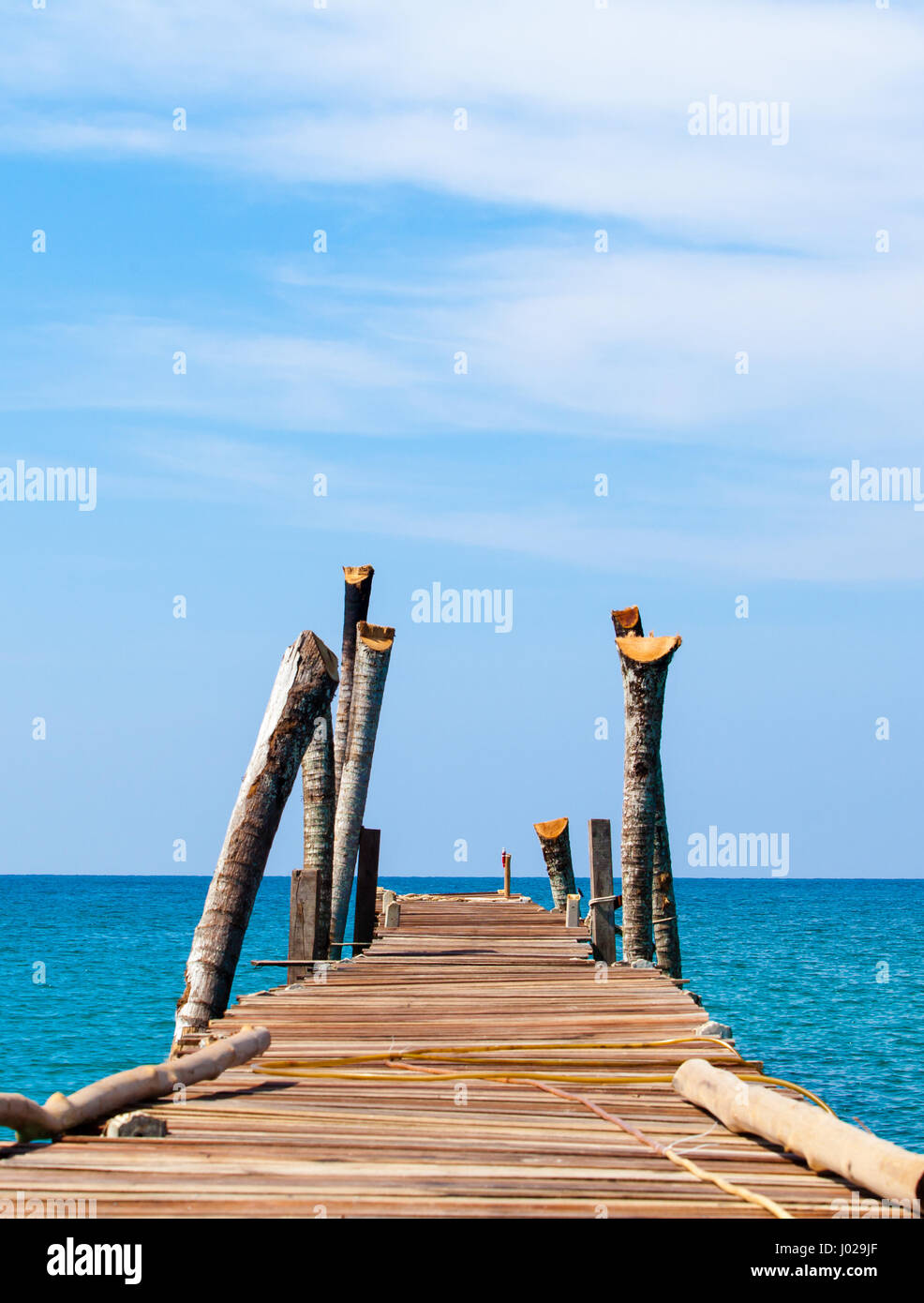 jetty that leads to an tropical island Stock Photo - Alamy