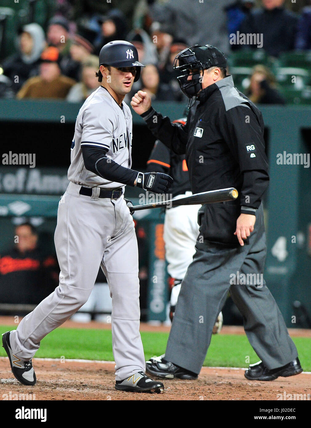 Umpire signals out hi-res stock photography and images - Alamy