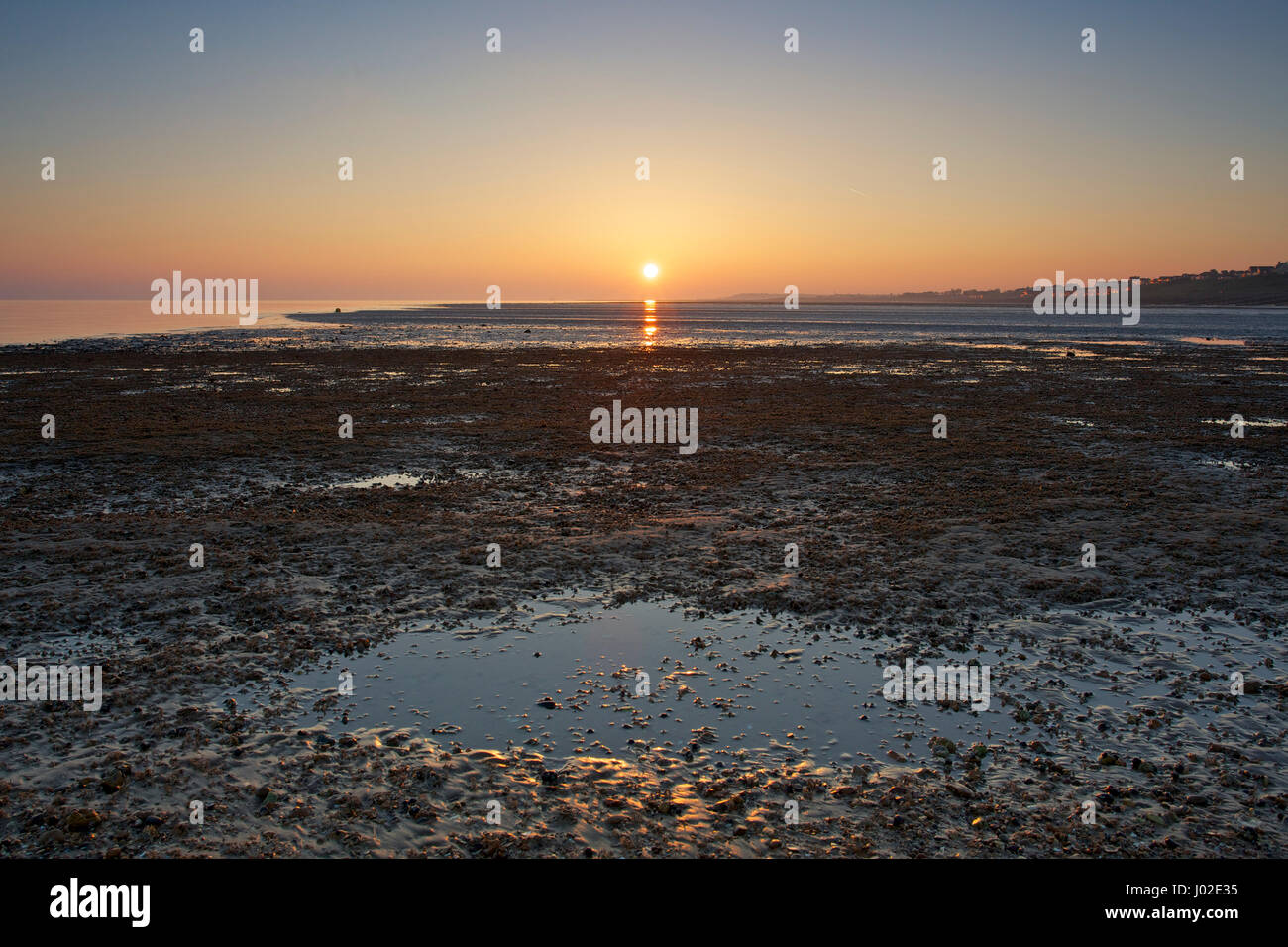 Whitstable Kent, UK. 9th Apr, 2017. UK Weather. A glorious sunrise as ...
