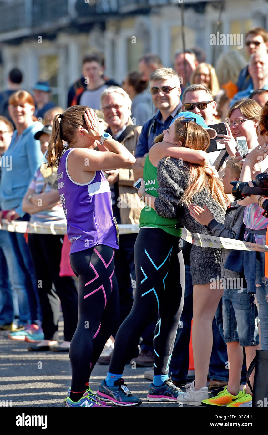Runners hug hugs hugging hi-res stock photography and images - Alamy
