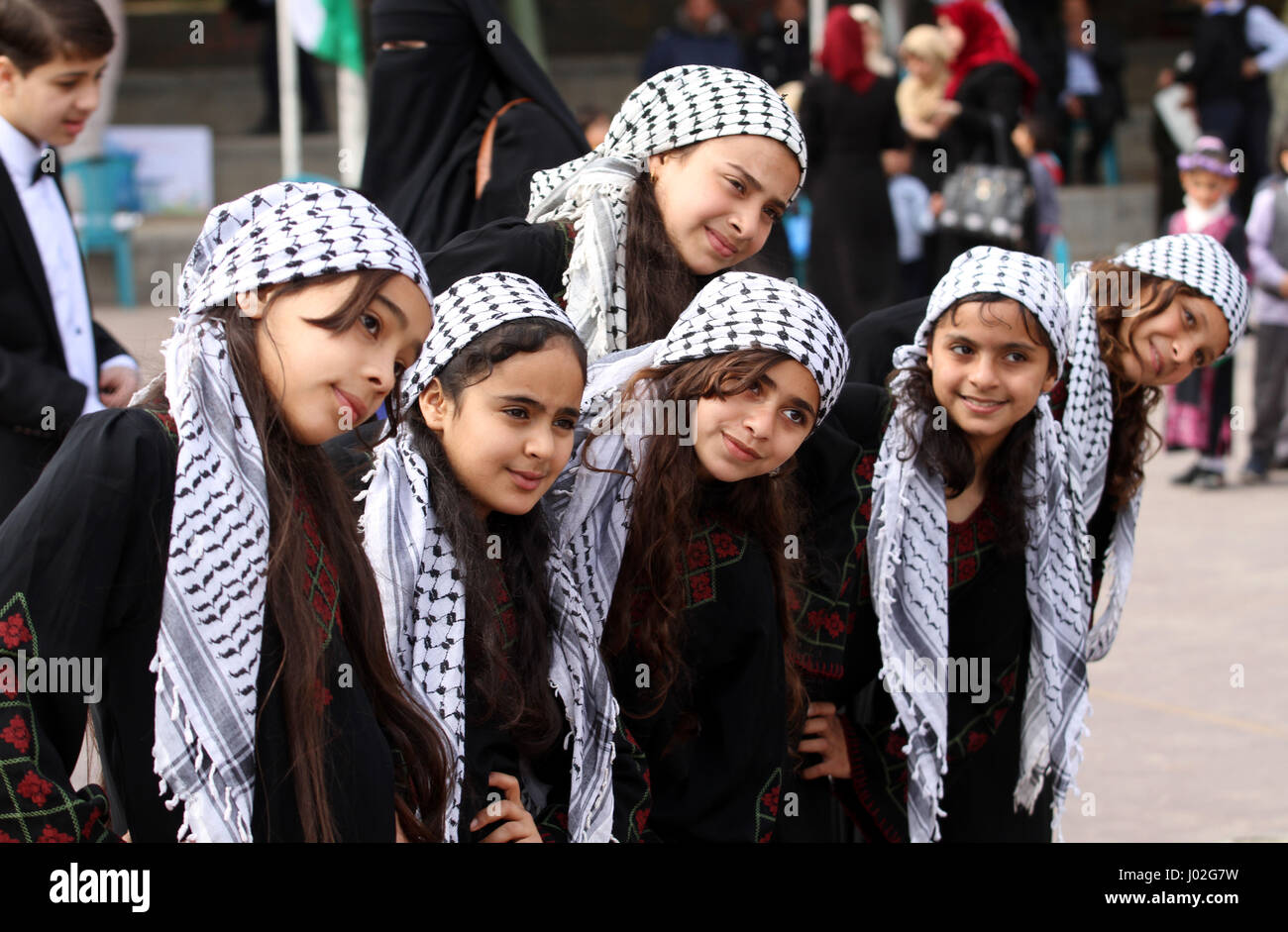 Gaza City, The Gaza Strip, Palestine. 9th Apr, 2017. Palestinian kids ...