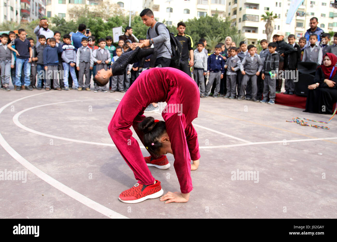 Gaza City, The Gaza Strip, Palestine. 9th Apr, 2017. A Palestinian kid ...
