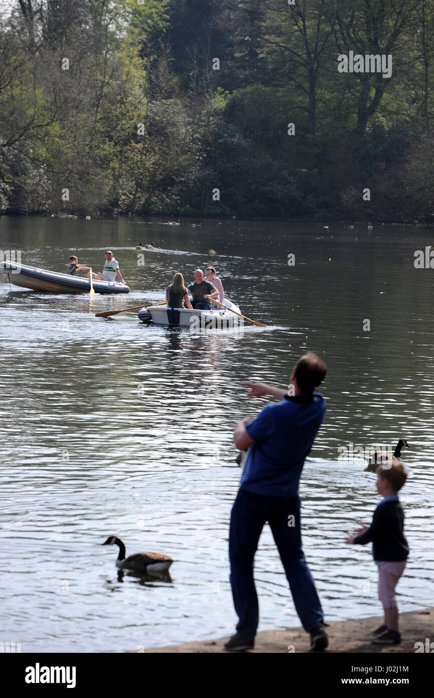 Heaton Park, Manchester, UK. 9th April, 2017. Glorious warm spring ...