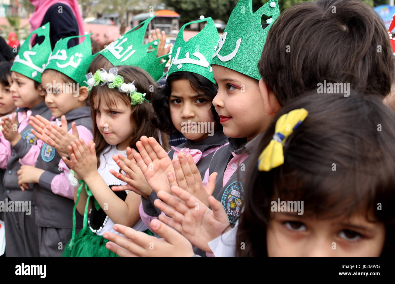 Gaza City, The Gaza Strip, Palestine. 9th Apr, 2017. Palestinian kids ...