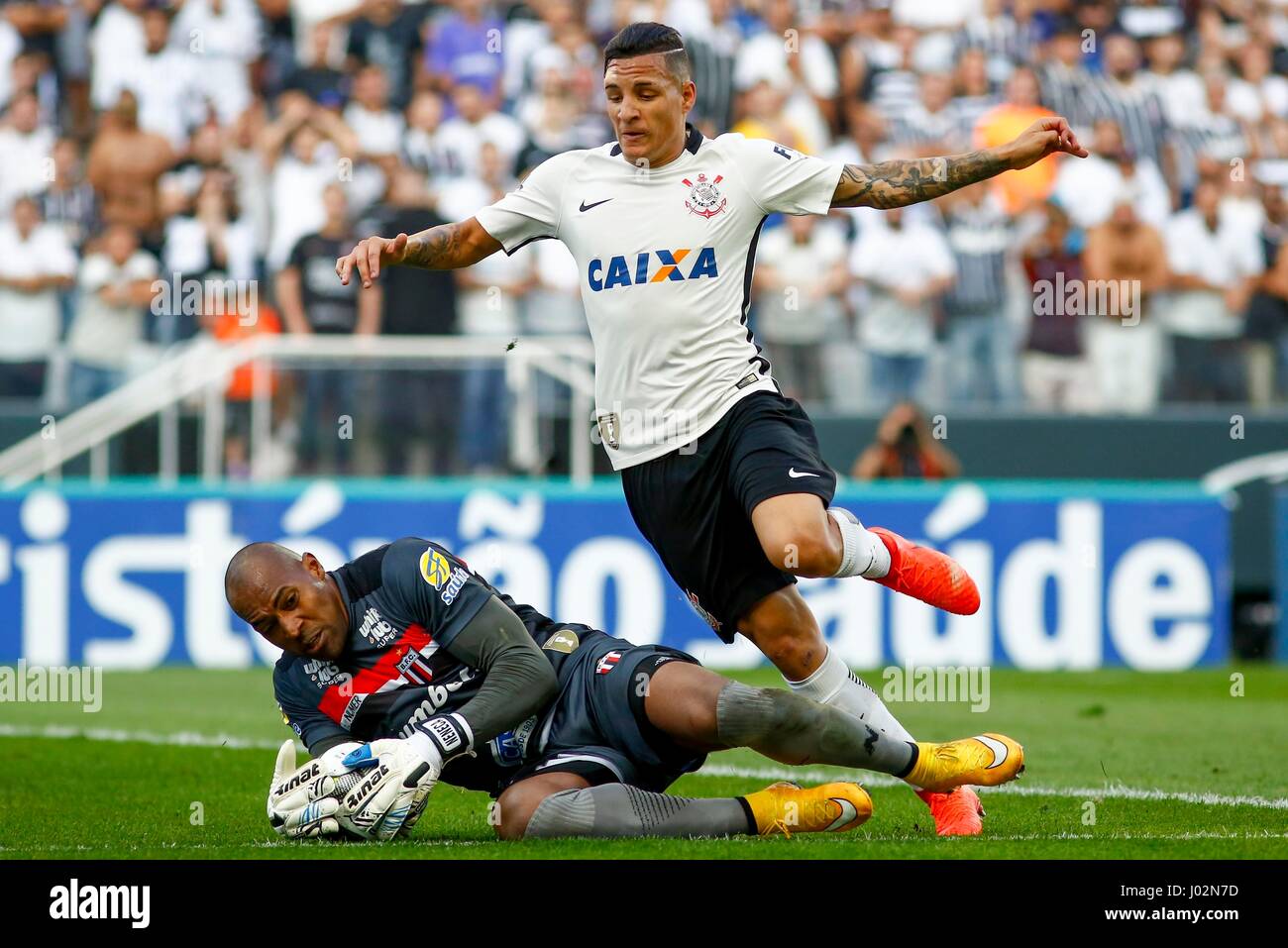 SÃO PAULO, SP - 09.04.2017: CORINTHIANS X BOTAFOGO - Guilherme Arana ...