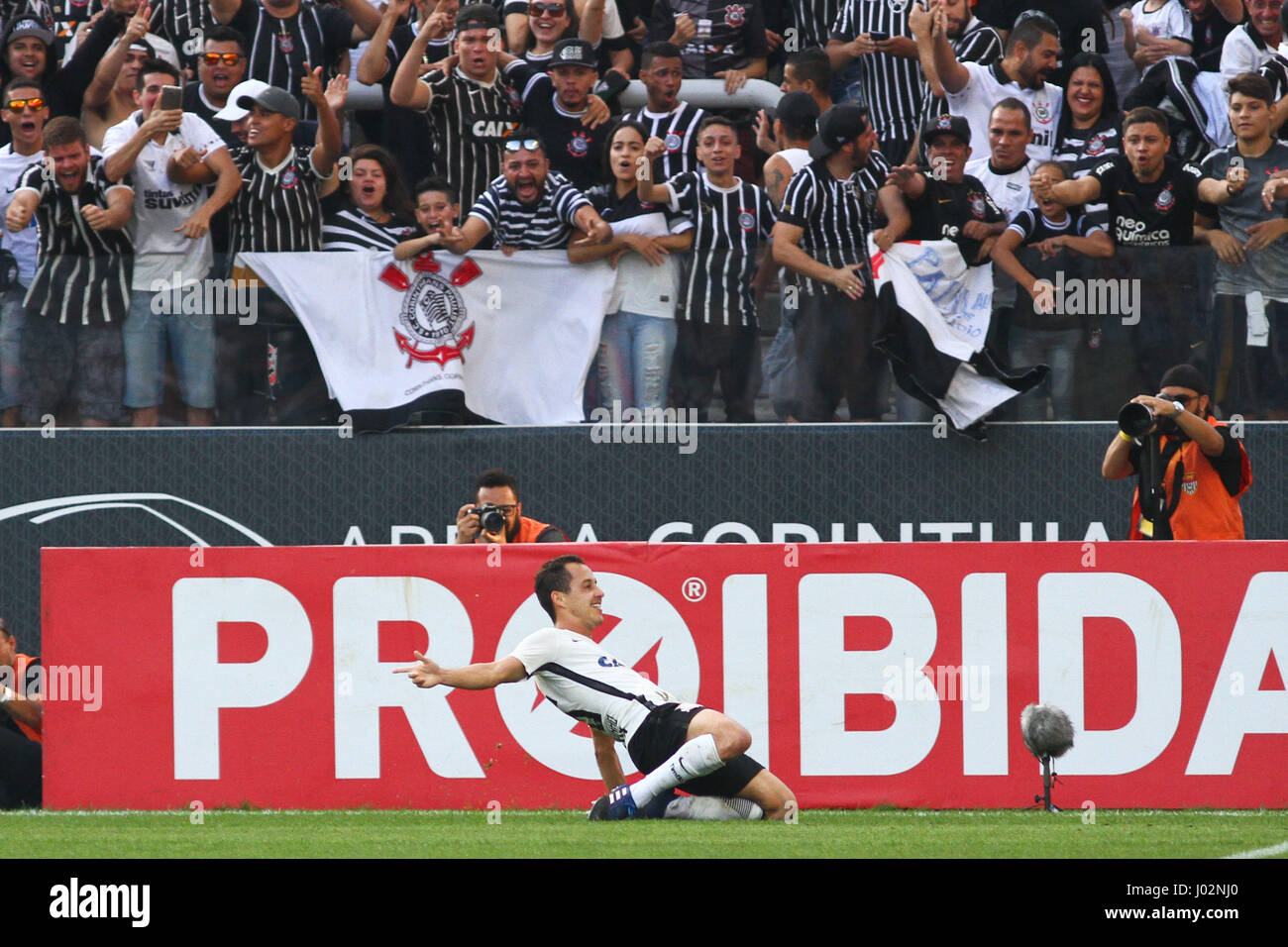 SÃO PAULO, SP - 09.04.2017: CORINTHIANS X BOTAFOGO - Rodriguinho ...