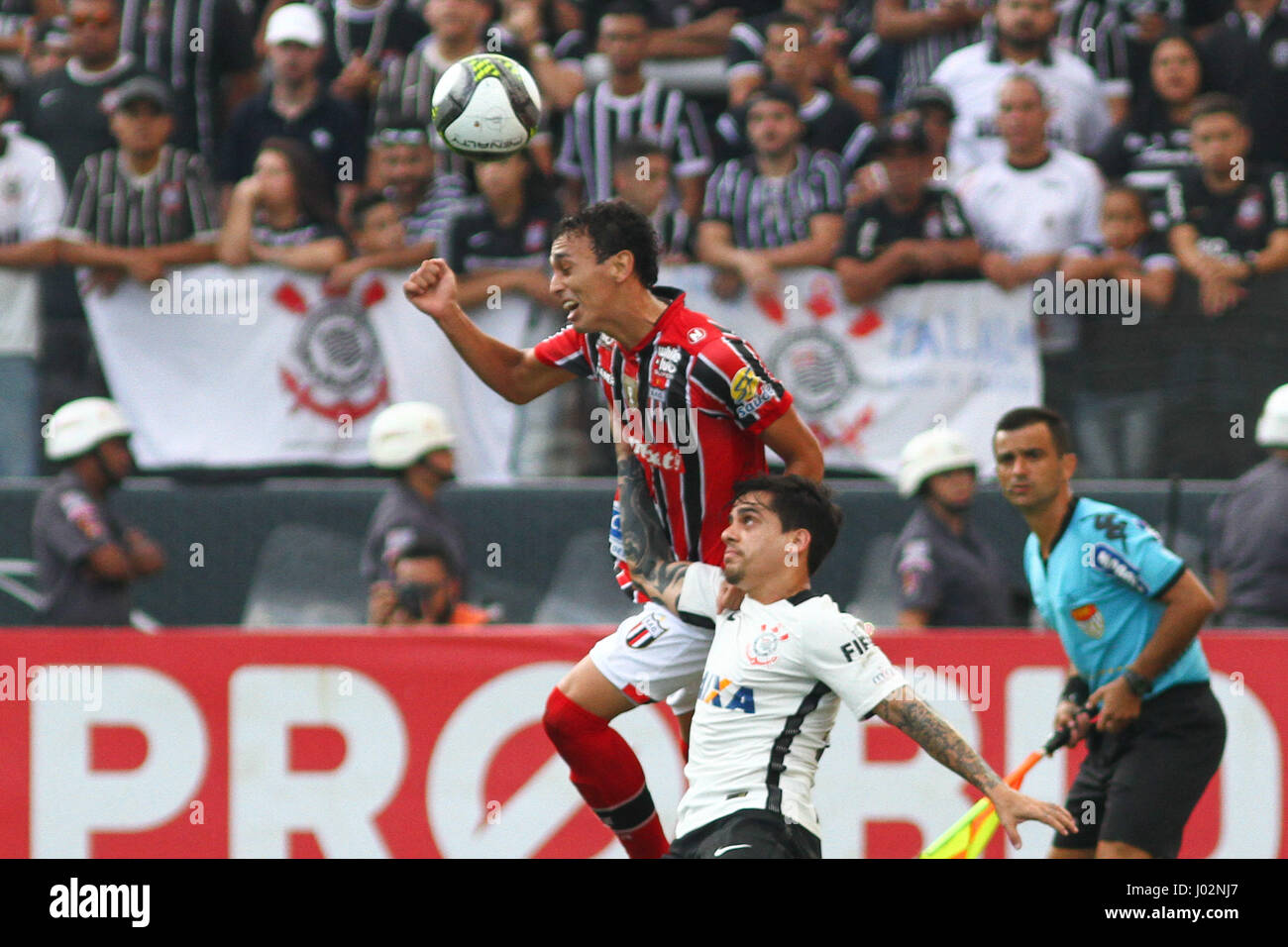 SÃO PAULO, SP - 09.04.2017: CORINTHIANS X BOTAFOGO - Fagner and Pituca ...