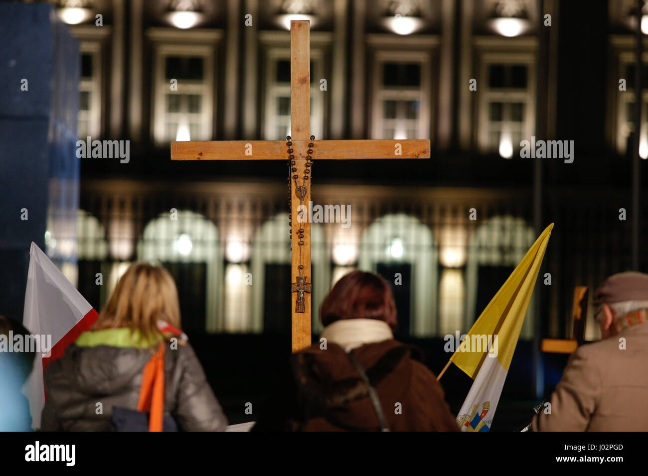 Warsaw, Poland. 9th April, 2017. People are seen holding prayers in ...
