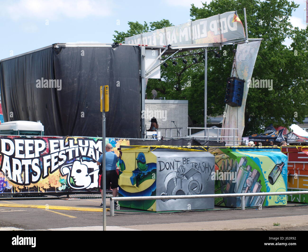 Dallas, USA. 9th Apr, 2017. The annual Deep Ellum Arts Festival closes ...
