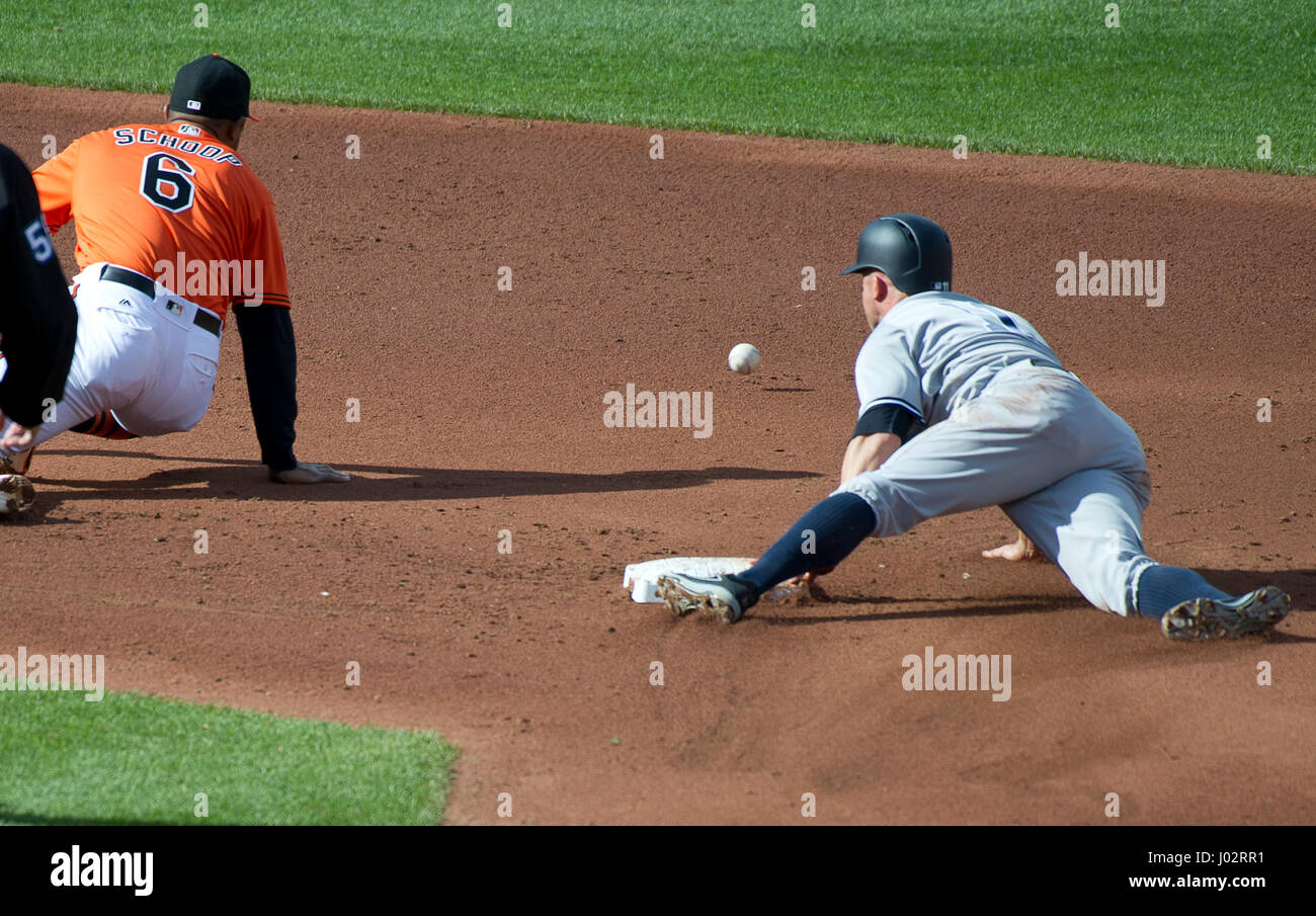 New York Yankees left fielder Brett Gardner (11) steals second against ...