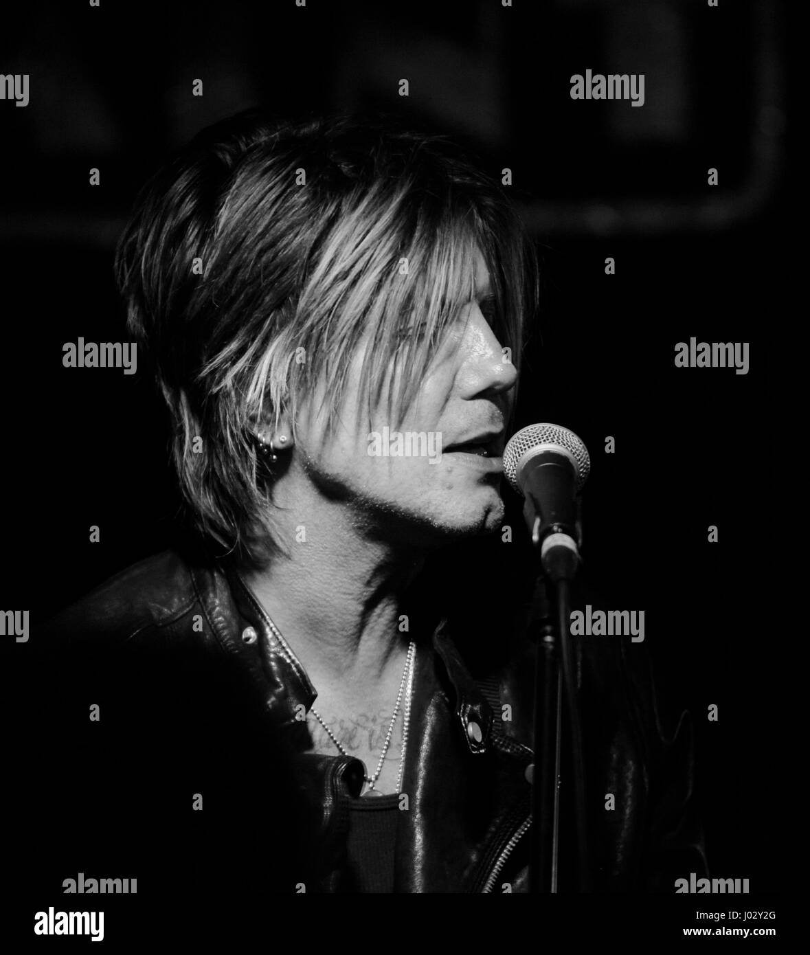 Johnny Rzeznik of the Goo Goo Dolls performs an accoustic set at VH1 ...
