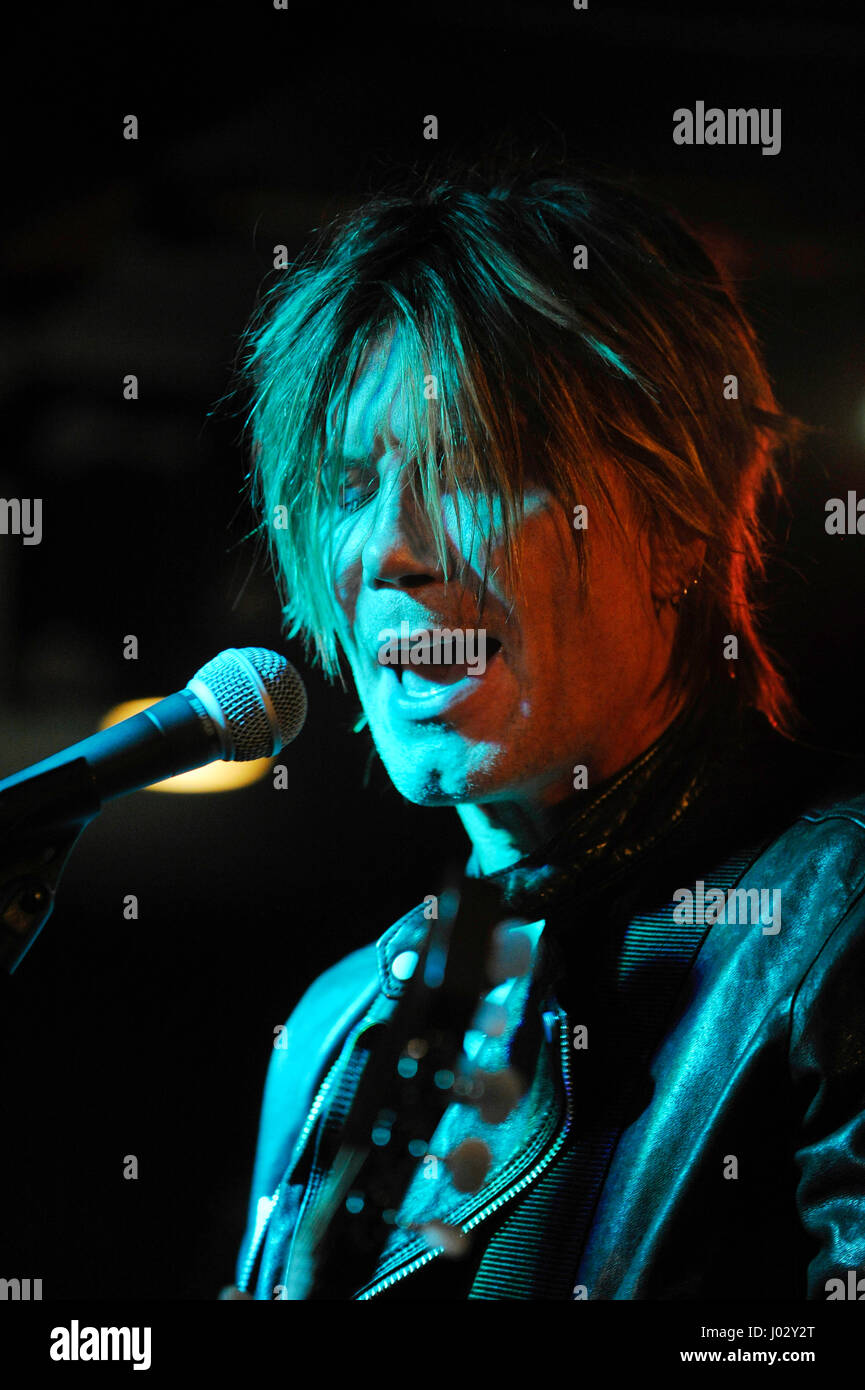 Johnny Rzeznik of the Goo Goo Dolls performs an accoustic set at VH1 ...