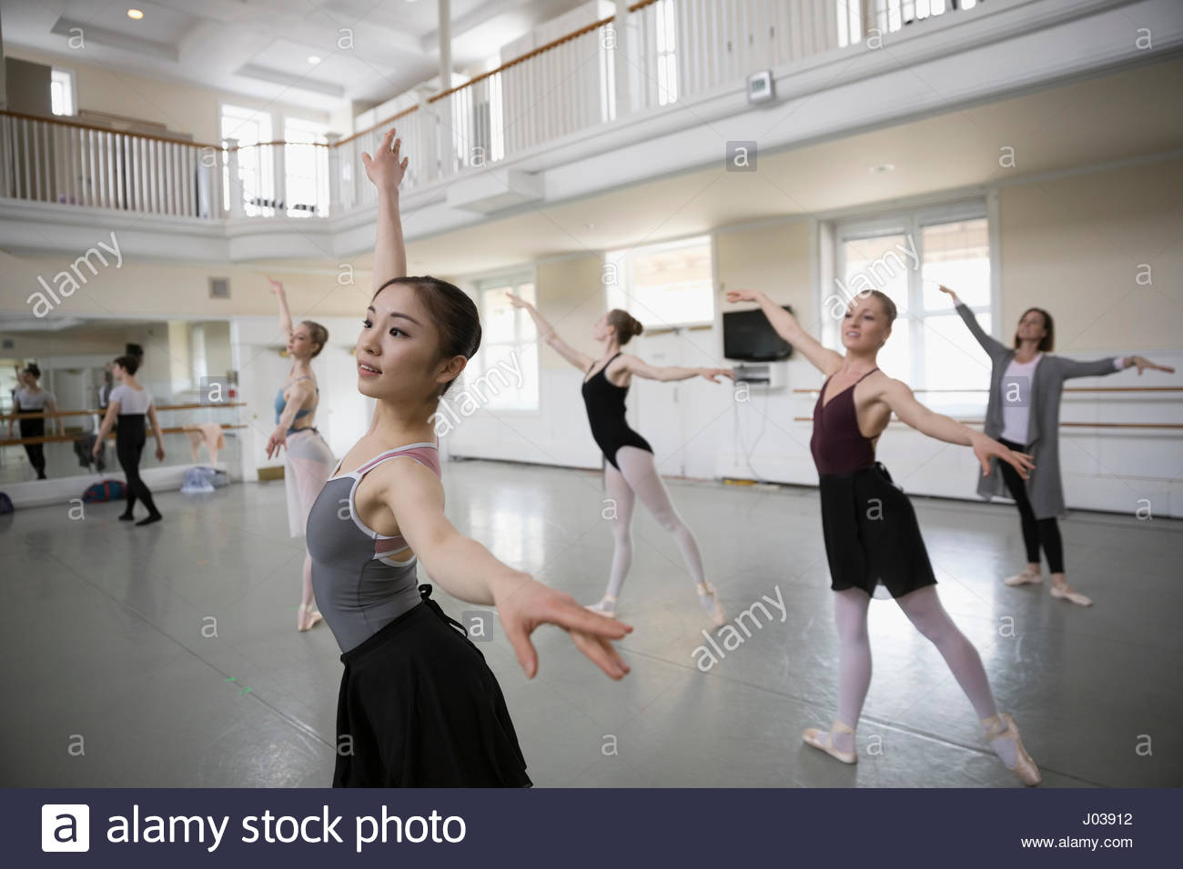 Female ballet dancers hi-res stock photography and images - Alamy