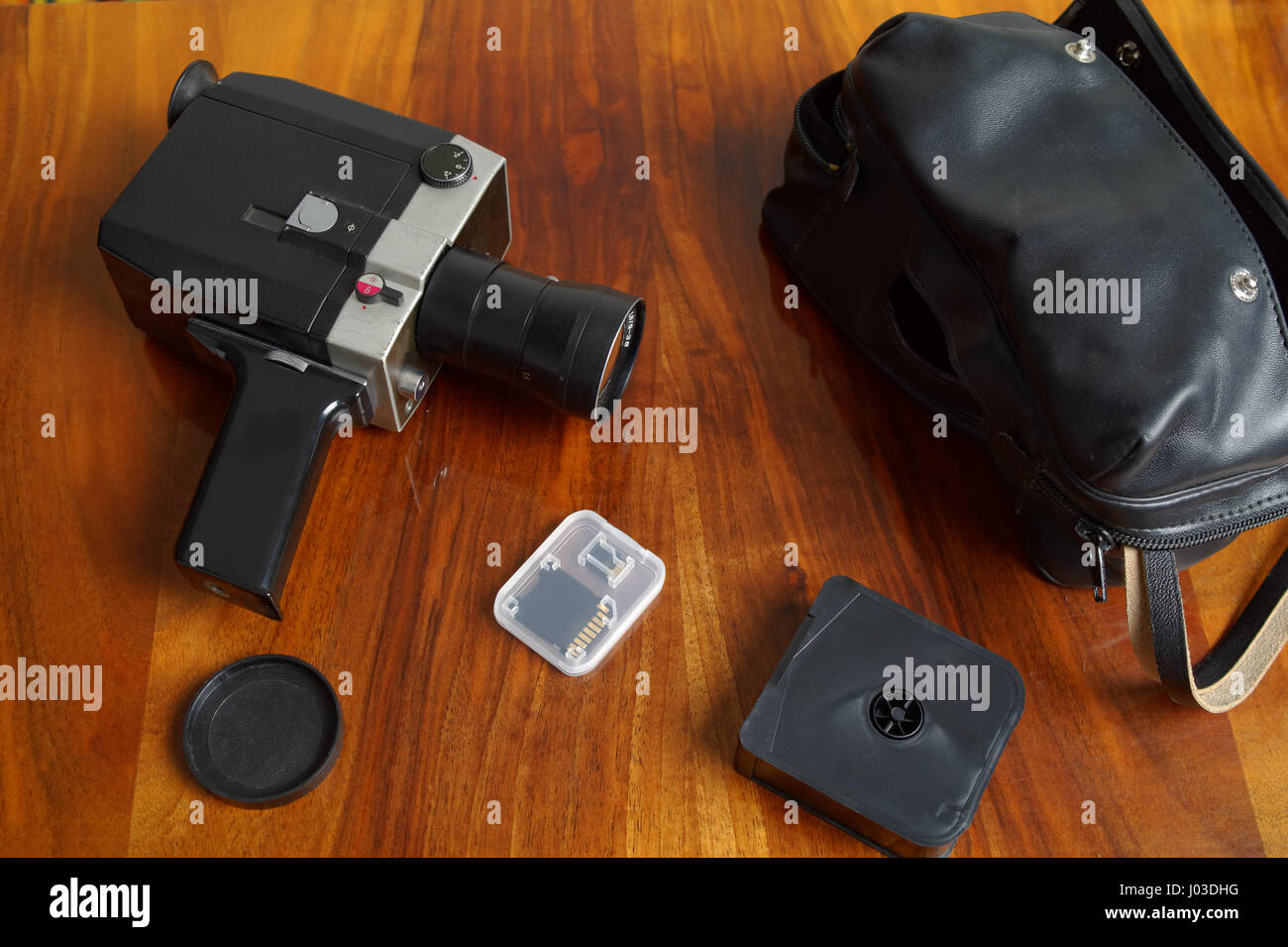 Vintage movie camera table hi-res stock photography and images - Alamy