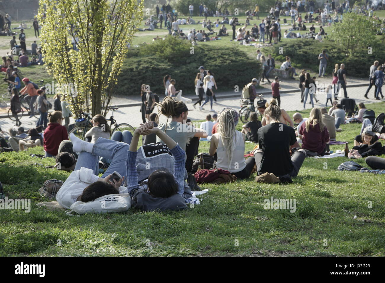 Teenagers drinking smoking hi-res stock photography and images - Alamy
