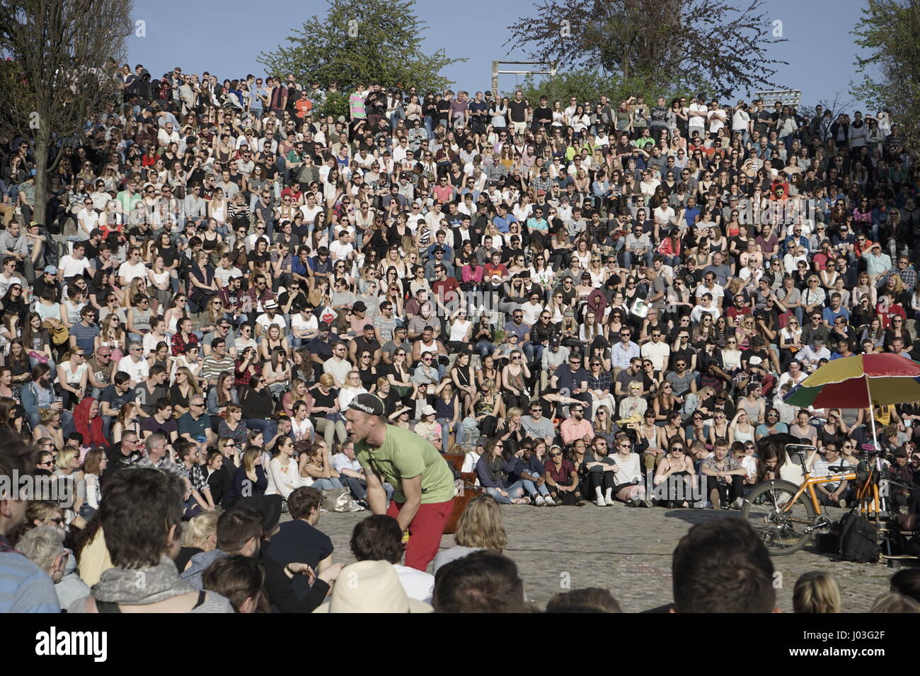 Teenagers drinking smoking hi-res stock photography and images - Alamy