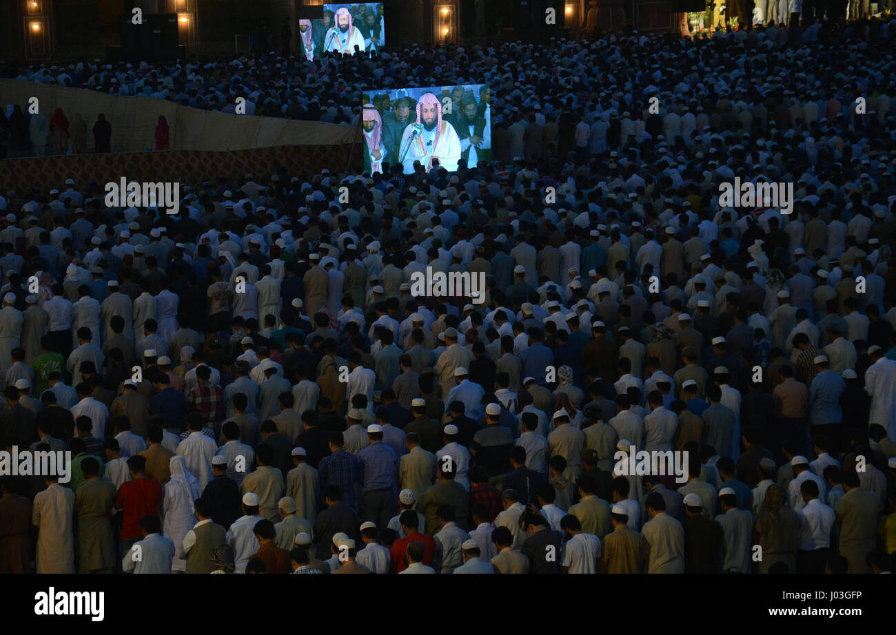 Lahore, Pakistan. 10th Apr, 2017. Imam-i-Kaaba Saleh bin Muhammad bin ...