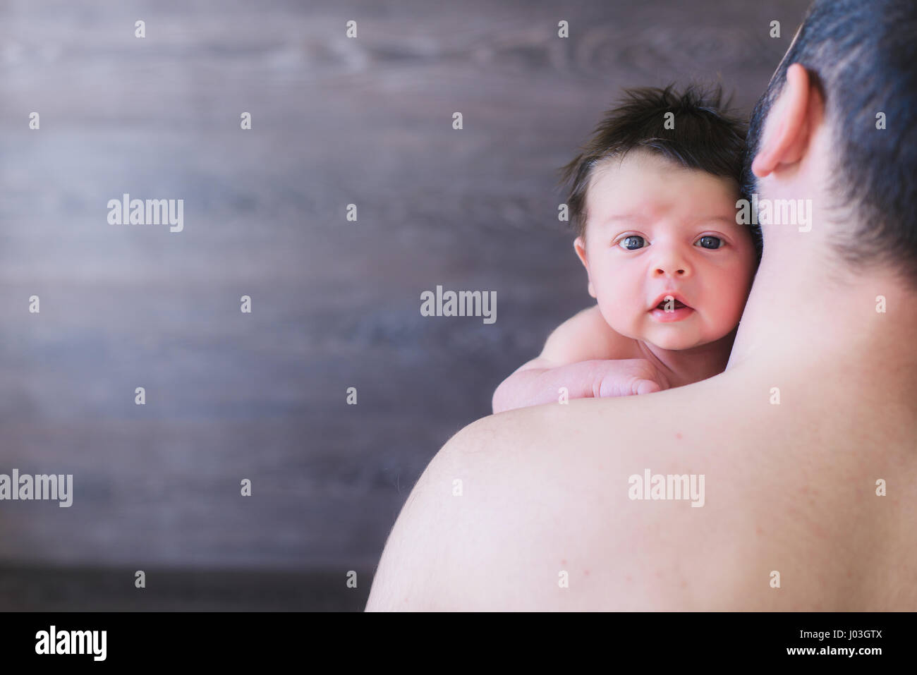 Newborn baby and dad Stock Photo - Alamy