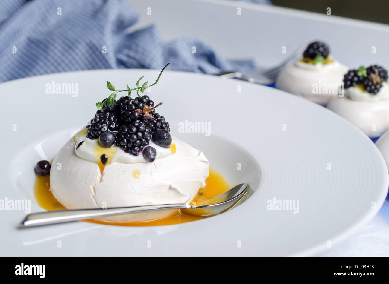 Pavlova dessert hi-res stock photography and images - Alamy