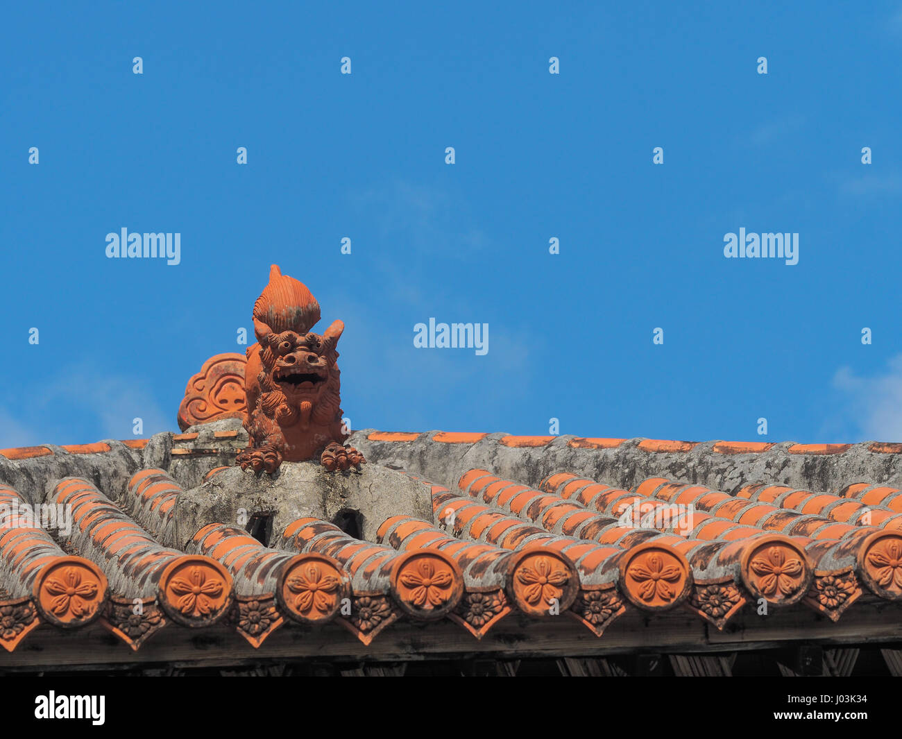 Lion statue on the roof hi-res stock photography and images - Alamy