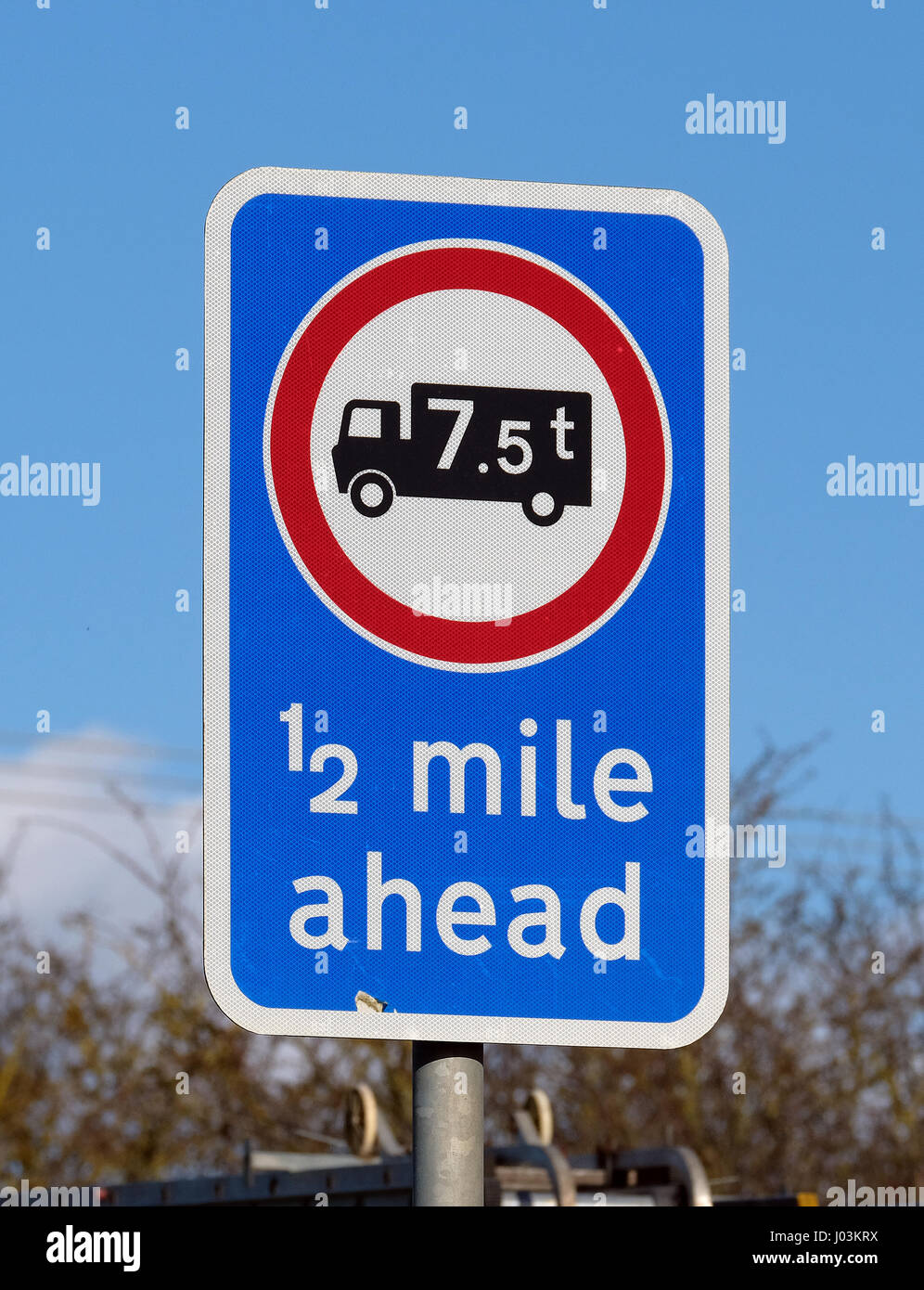 Truck and lorry weight restriction sign for small roads Stock Photo - Alamy