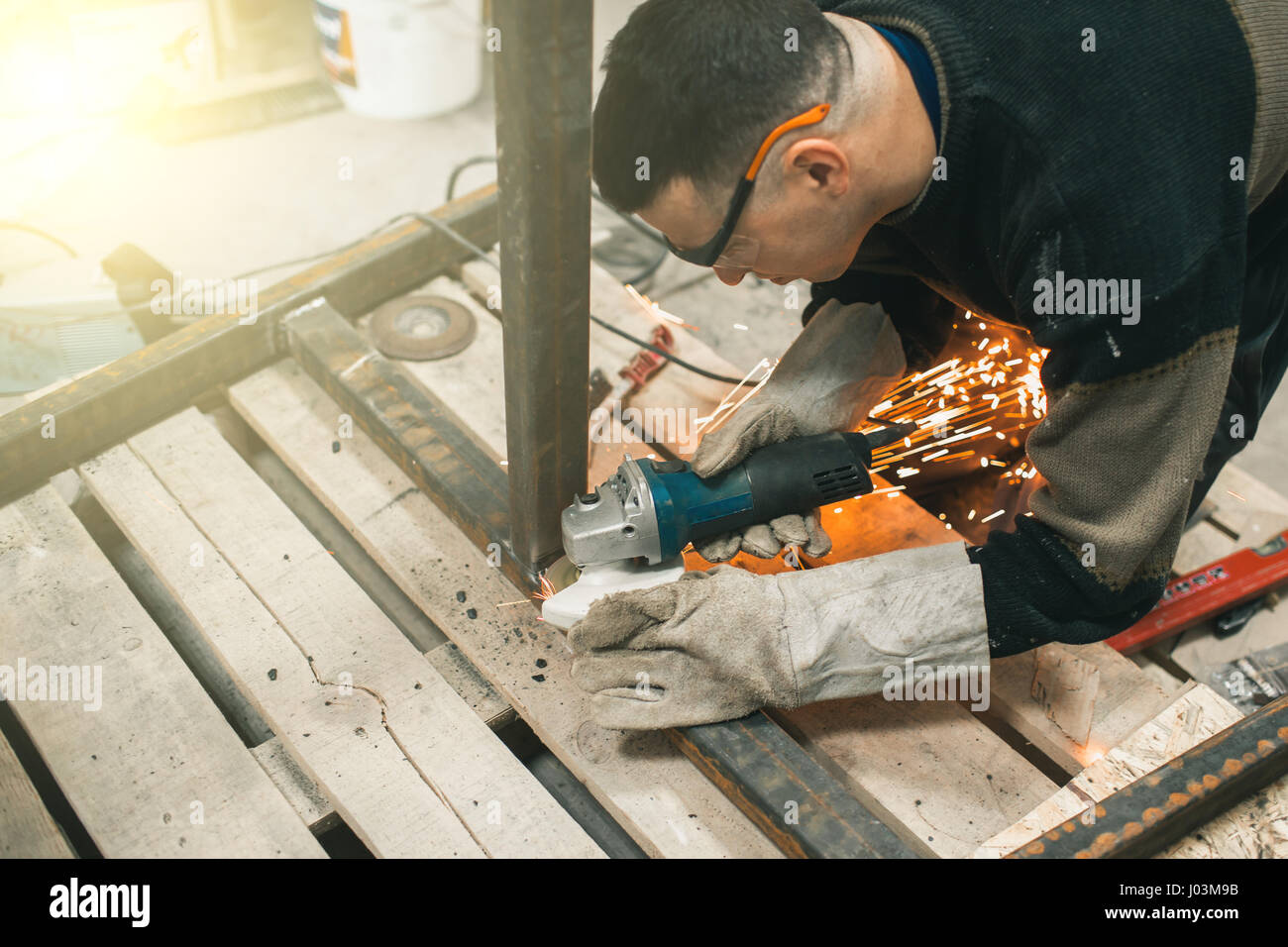 Worker polishing in metal industry hi-res stock photography and images ...
