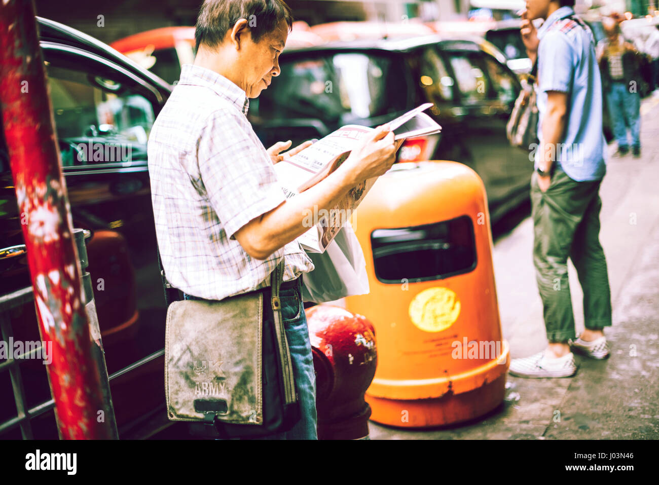 Reading newspaper china hi-res stock photography and images - Alamy