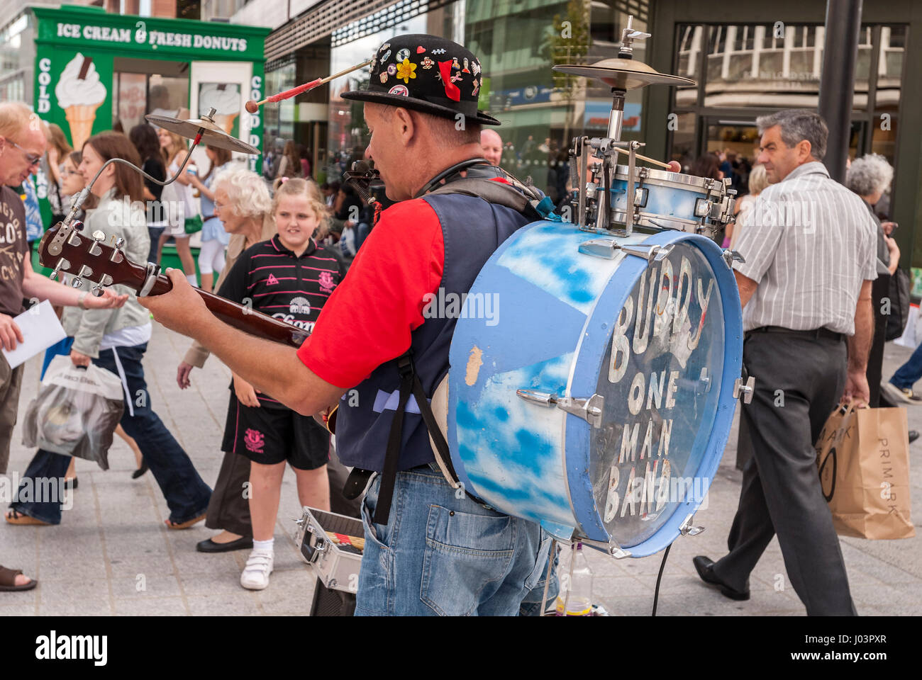One man band busker hi-res stock photography and images - Alamy