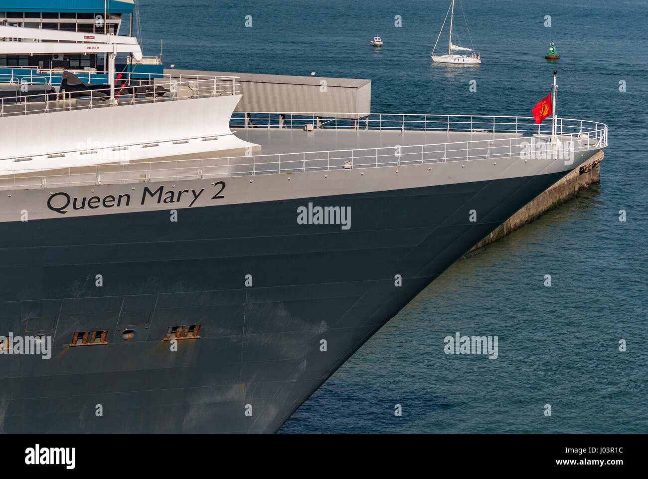 Bow of the Queen Mary 2 Stock Photo - Alamy