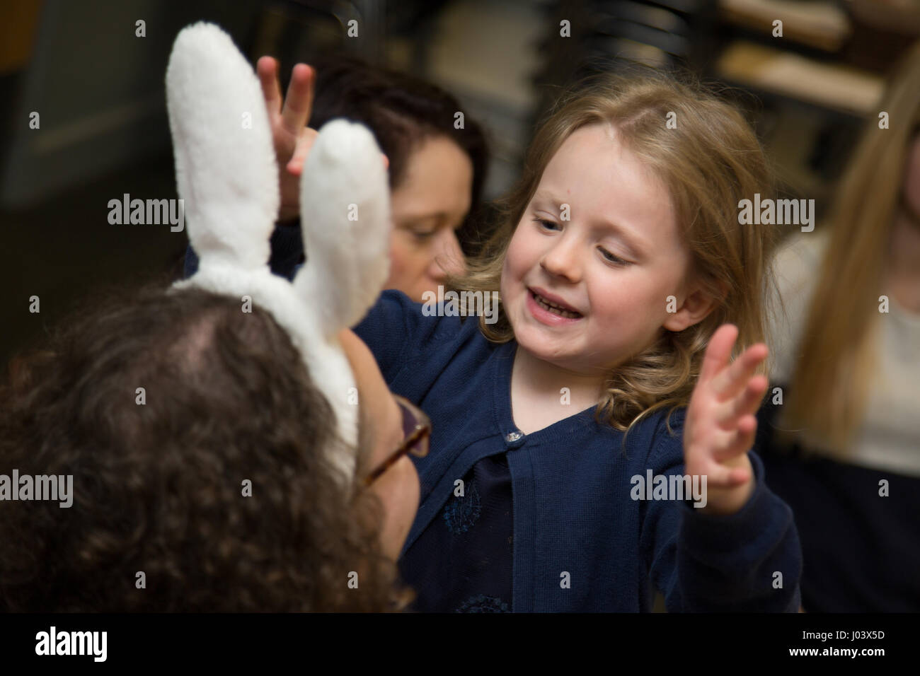 Babies sign language hi-res stock photography and images - Alamy