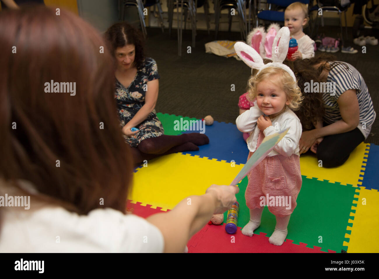 Babies sign language hi-res stock photography and images - Alamy