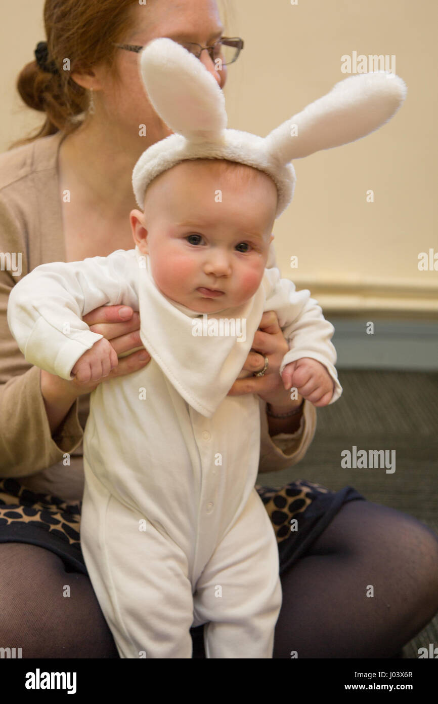 Babies sign language hi-res stock photography and images - Alamy