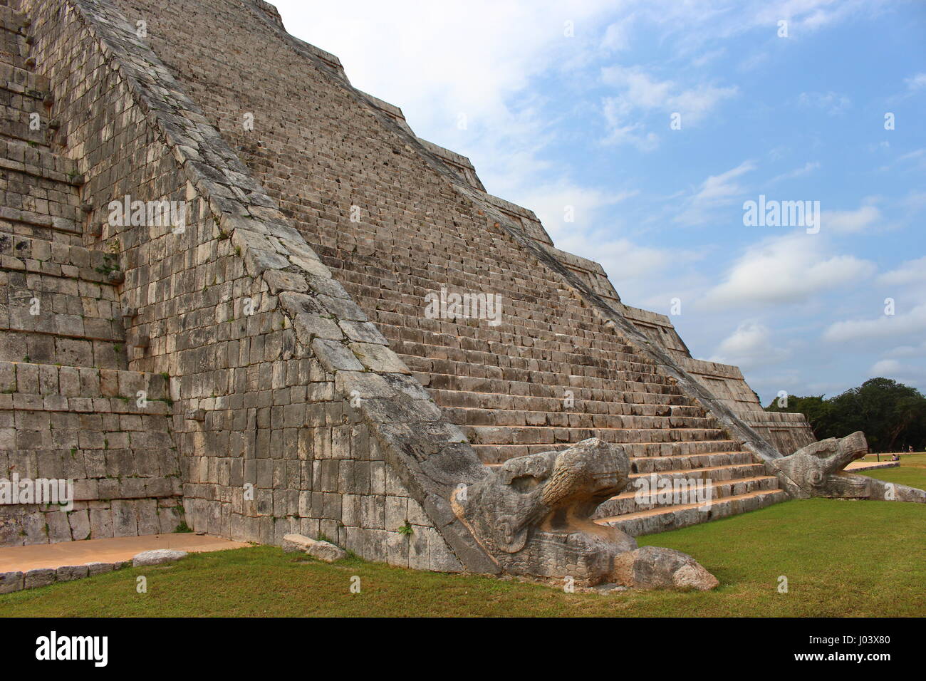 Mayan step pyramid chichen itza hi-res stock photography and images - Alamy