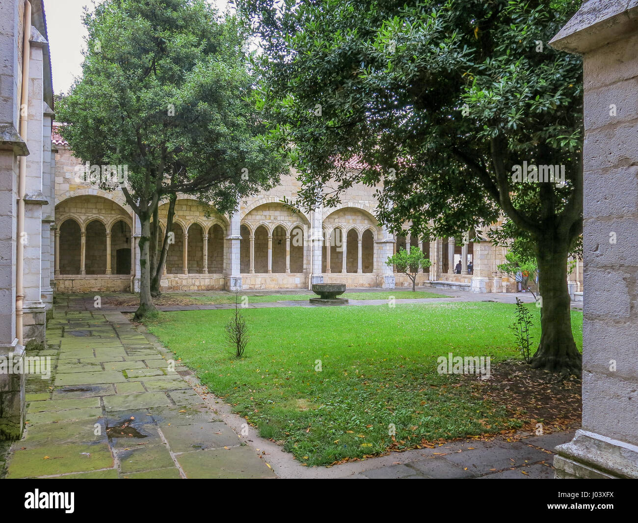 Gothic cathedral cloister hi-res stock photography and images - Alamy
