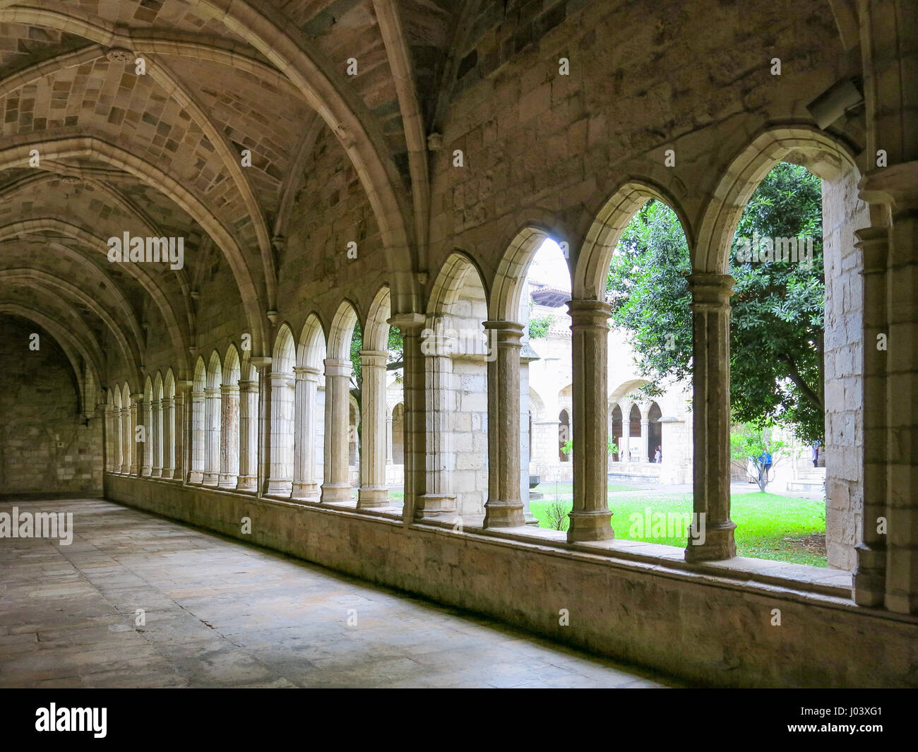 Gothic cathedral cloister hi-res stock photography and images - Alamy