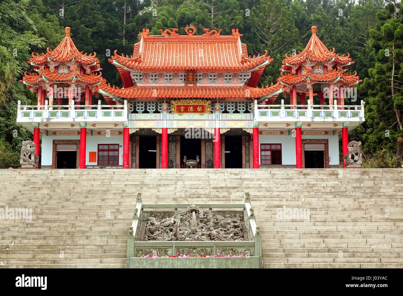 Traditional gong hi-res stock photography and images - Alamy